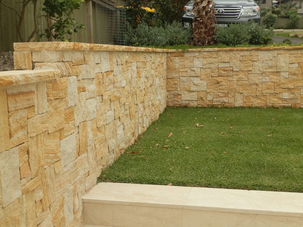 Project Galleries – Rock Wall Feature - Pacifico Stone