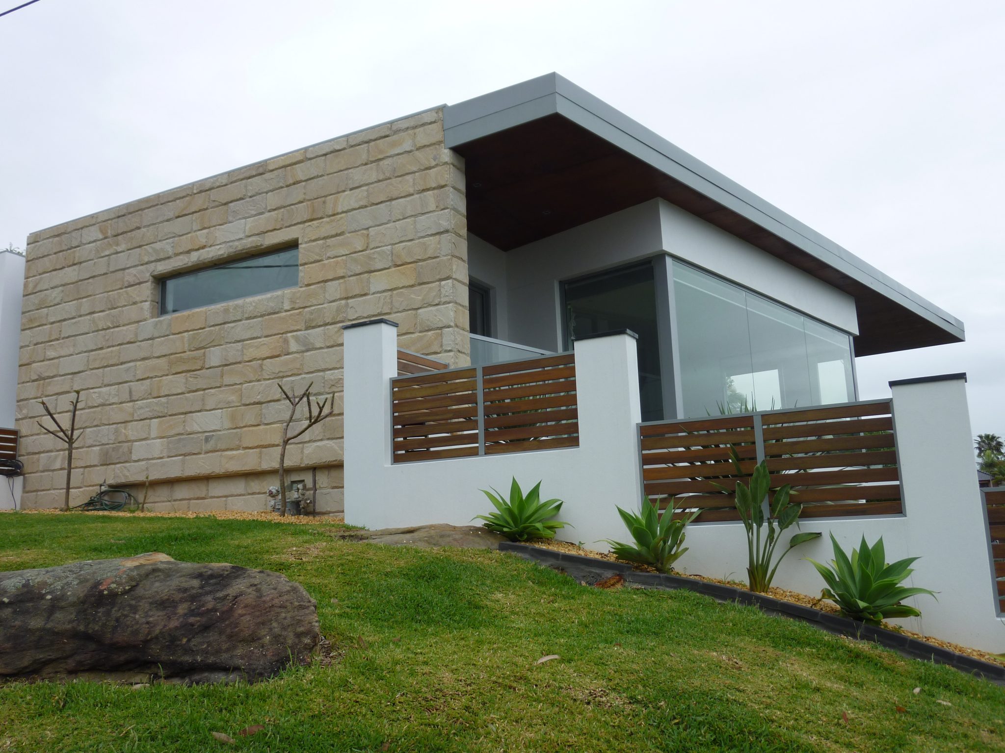 Project Galleries – Rock Wall Feature - Pacifico Stone