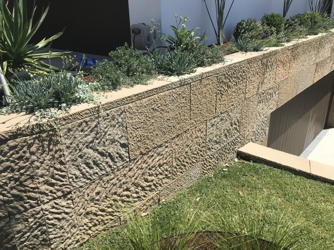 Project Galleries – Rock Wall Feature - Pacifico Stone